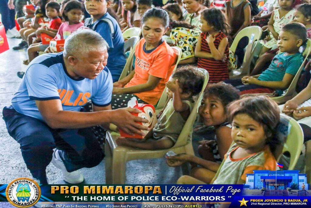 Baco folk tumanggap ng Pamasko sa PRO-4B - Peoples Taliba
