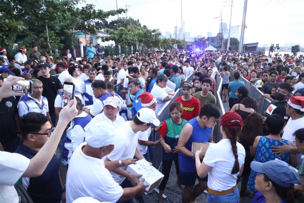 26,000 PAMILYANG MANILEÑO NABIYAYAAN NG NOCHE BUENA FOOD BOXES ...